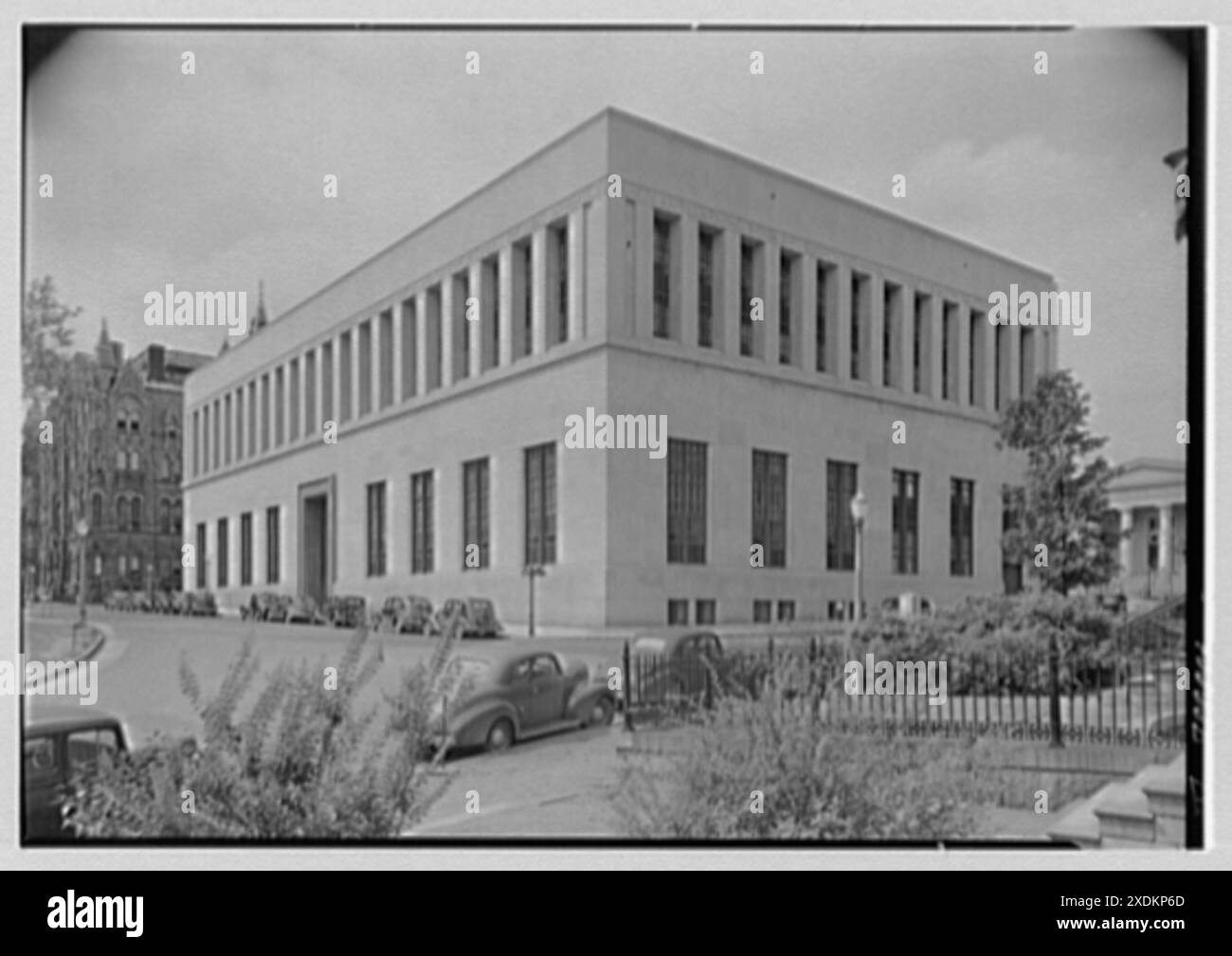 Virginia State Library & Courthouse, Richmond, Virginia. Library facade ...