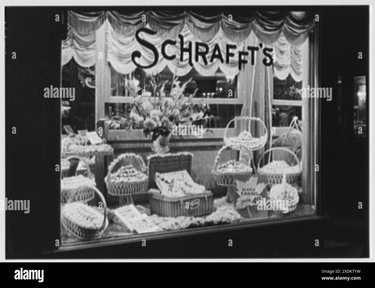 Schrafft's, 107th St. and Broadway, New York City. Candy show window ...