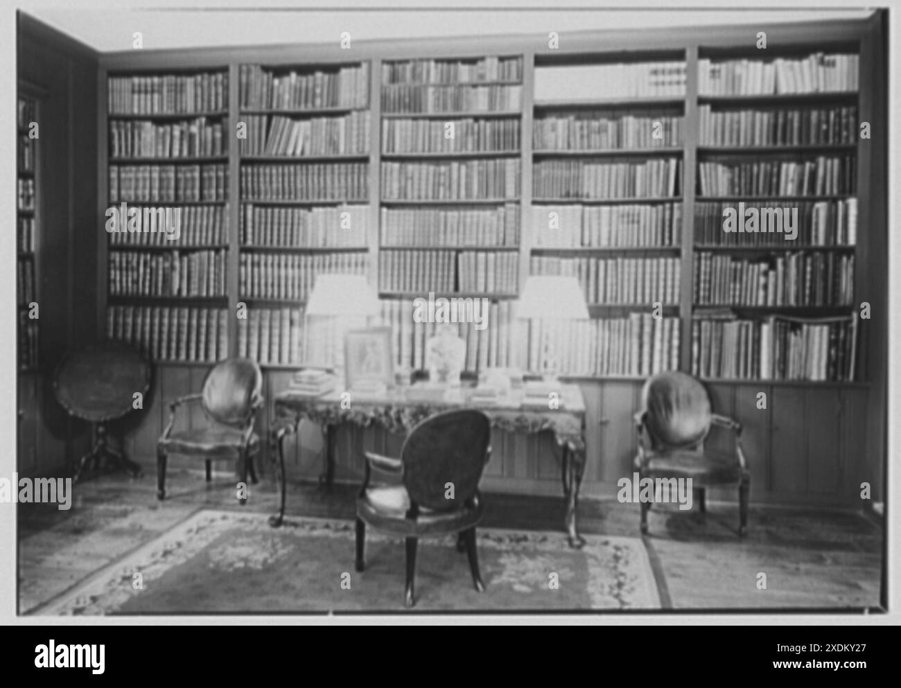 Bookshelves classic Black and White Stock Photos & Images - Alamy