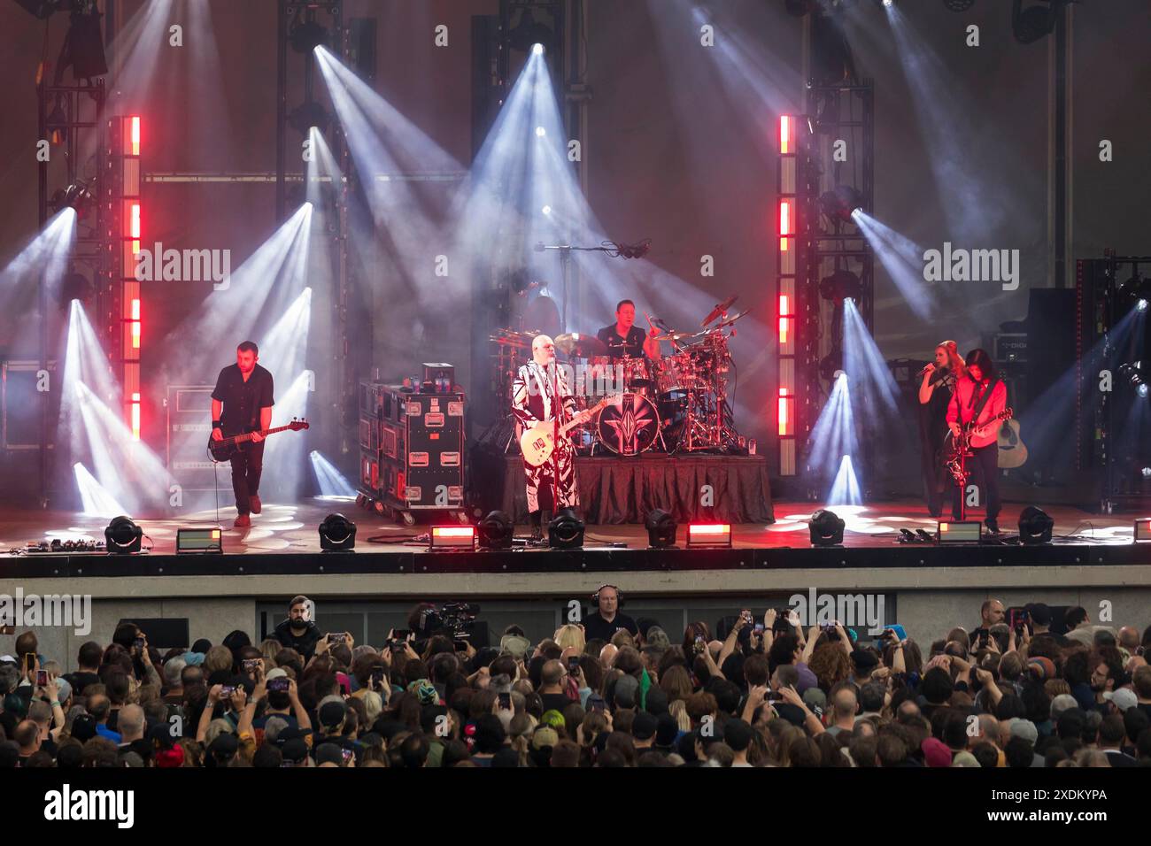 Billy Corgan (singer), Jimmy Chamberlin (drummer) and James Iha ...