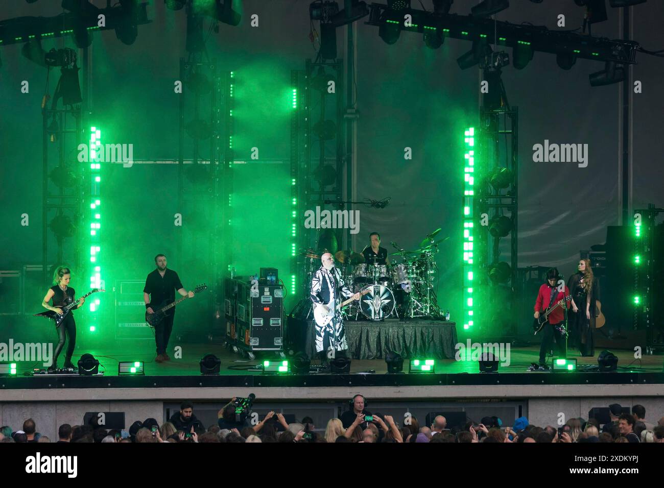 Billy Corgan (singer), Jimmy Chamberlin (drummer) and James Iha ...