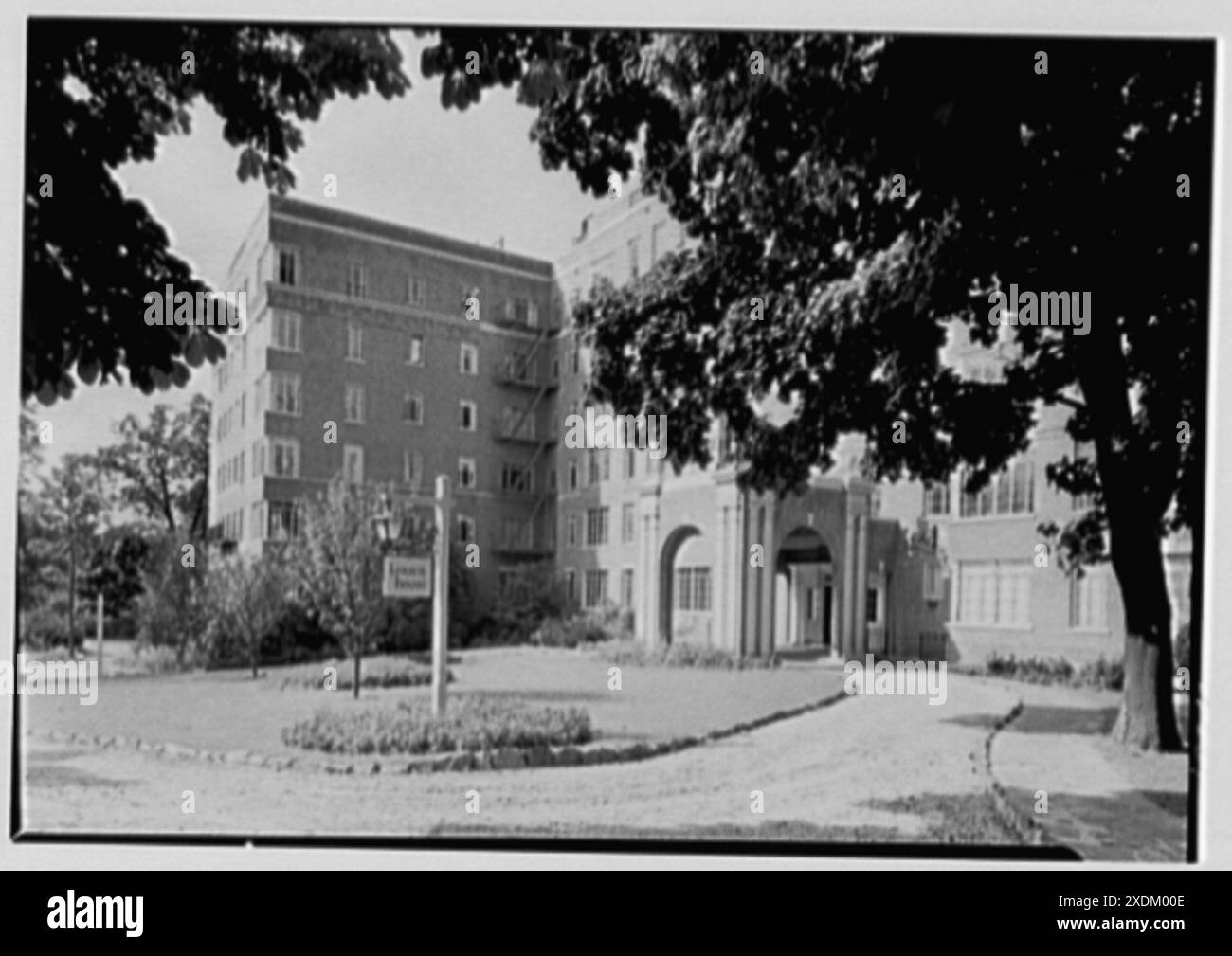 Linden House, Riverdale-on-Hudson, New York City. General approach view ...