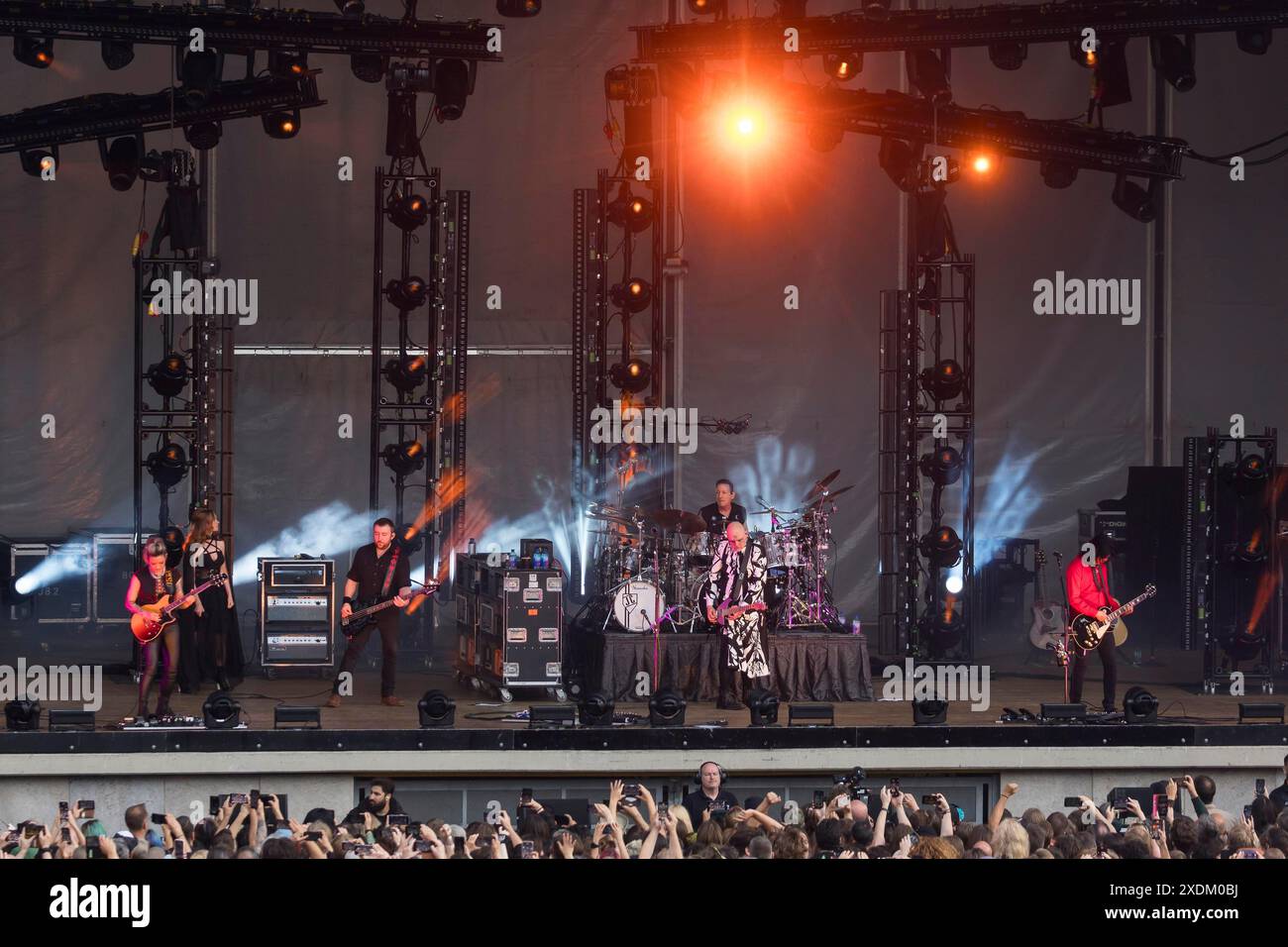Billy Corgan (singer), Jimmy Chamberlin (drummer) and James Iha ...