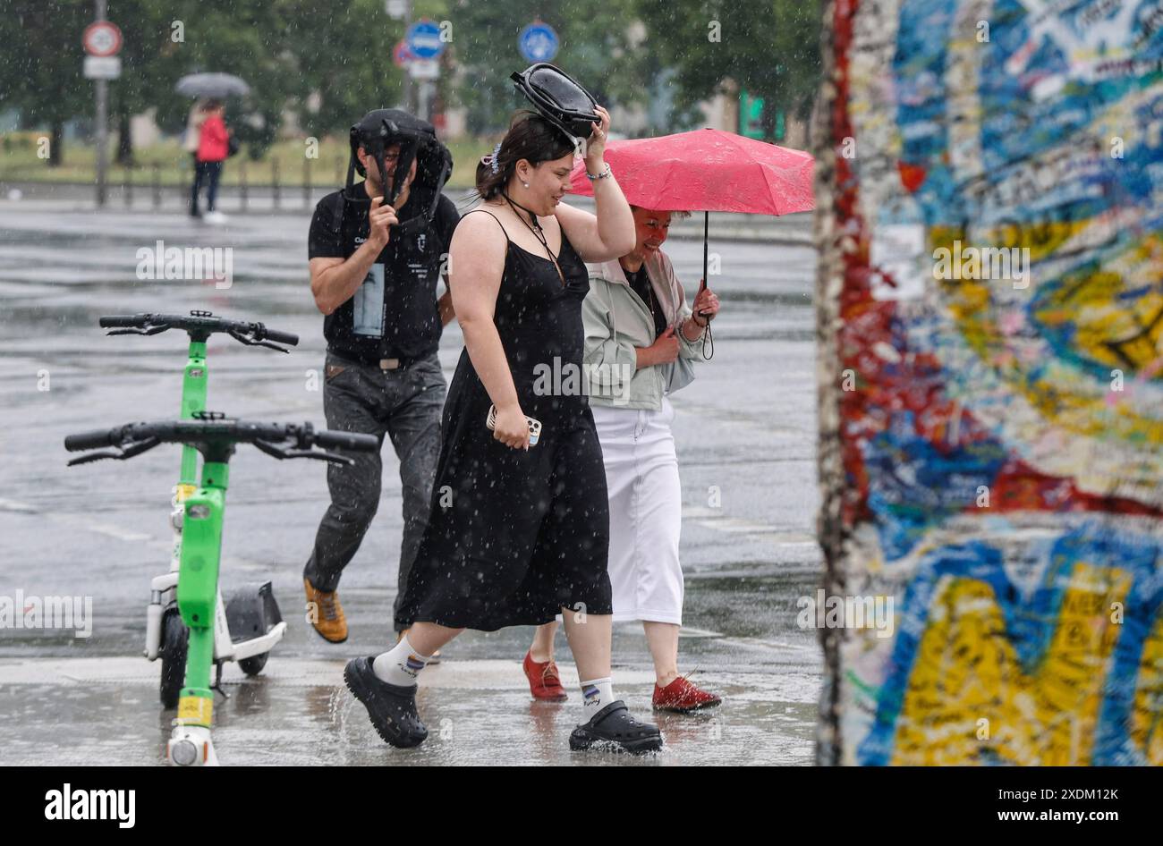 Tourists try to protect themselves from the rain, Berlin, 22.06.2024, Berlin, Berlin, Germany ...