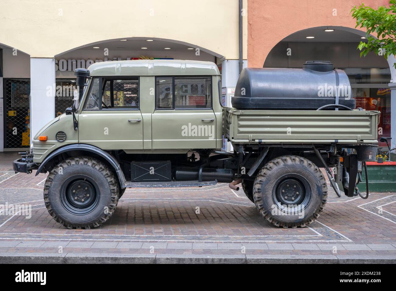 Commercial vehicle Mercedes-Benz Unimog type 416 with double cab and ...