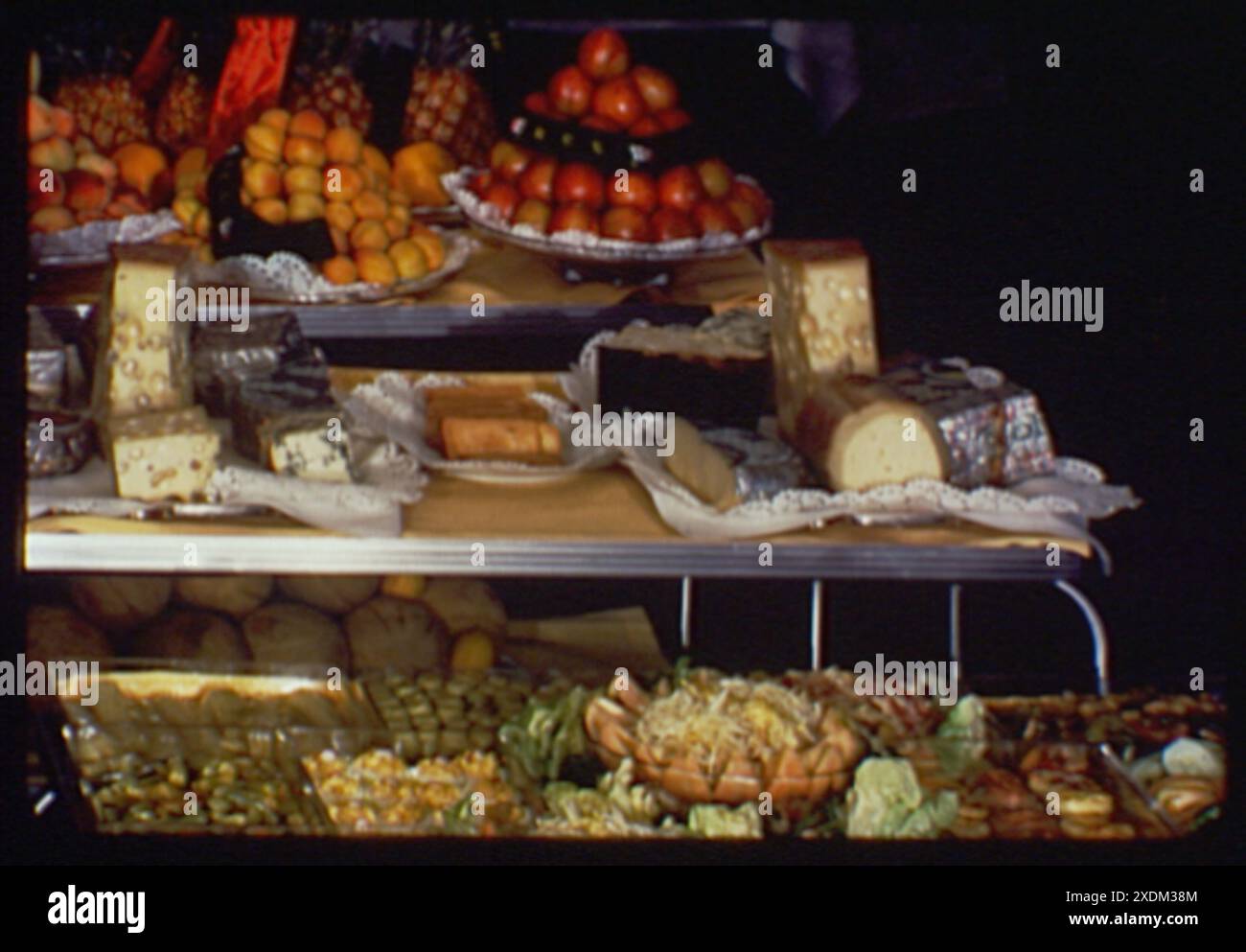 Food display. Featuring "Rex" pyramid of regional fruit I. Gottscho ...
