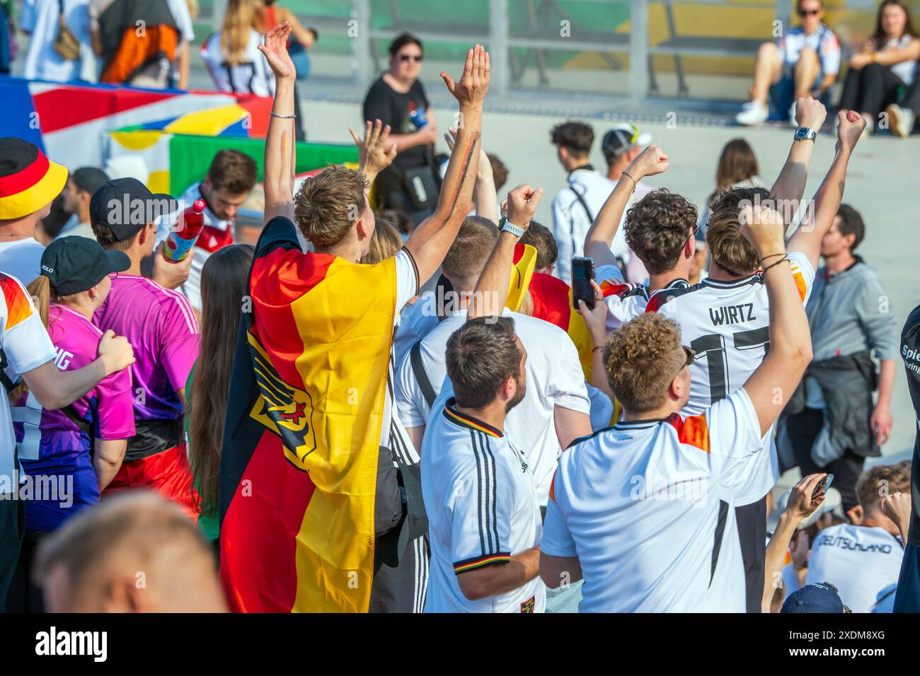 Tolle Stimmung in der Fan Zone des Olympiaparks vor dem Spiel ...