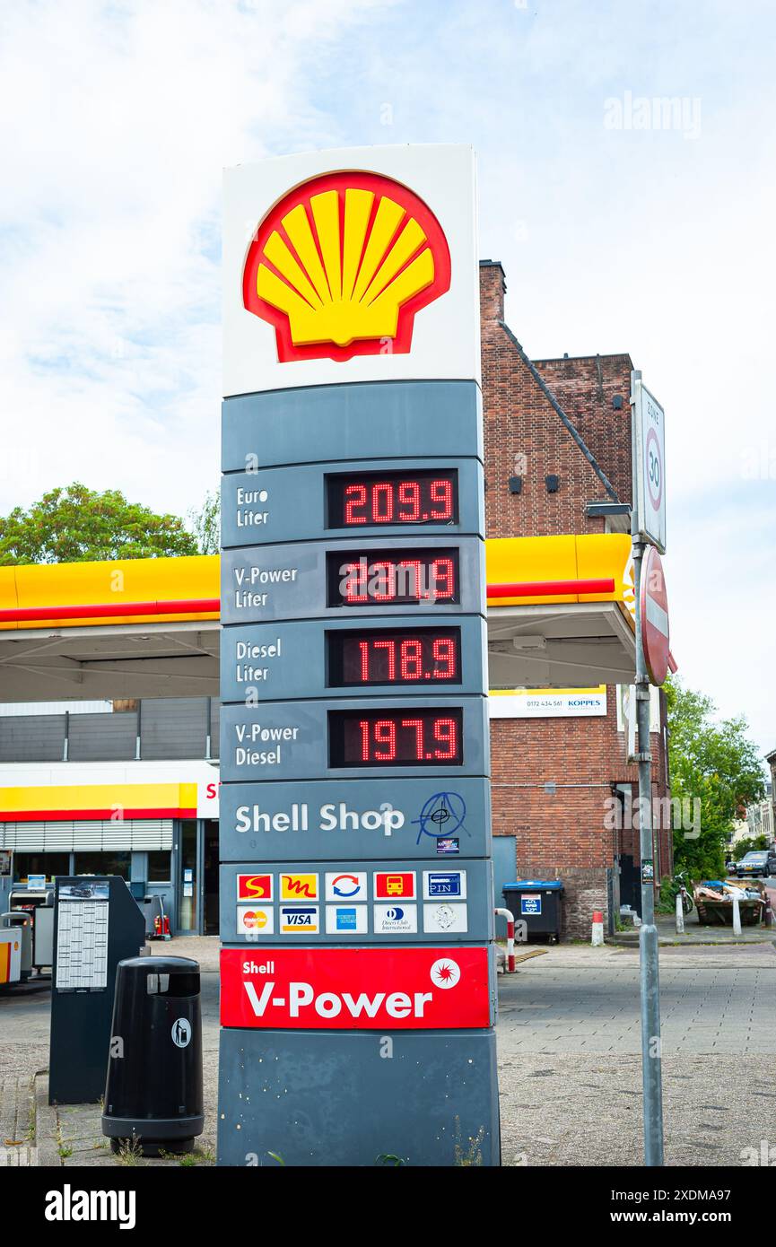 Column showing fuel prices in euro at a Shell gas station in Leiden ...