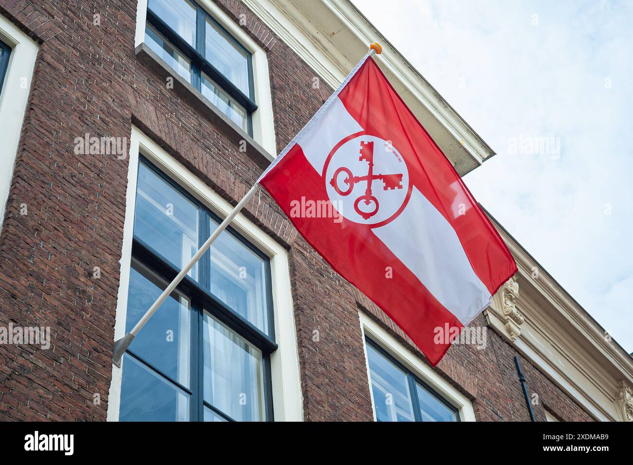 Flag of the Dutch city of Leiden depicting the crossed keys of Saint ...