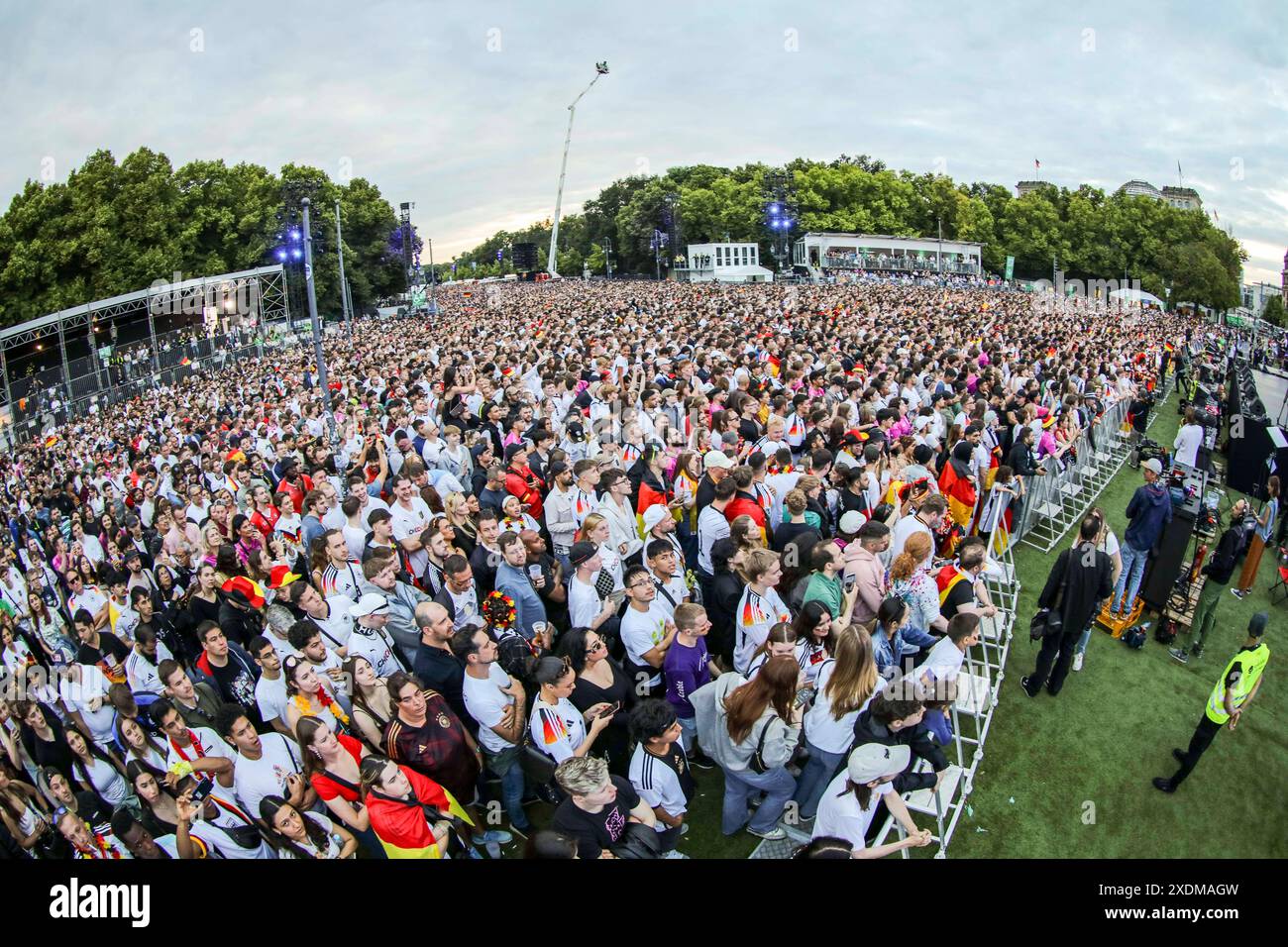 EM 2024: Public viewing in Berlin Deutschland gegen Oesterreich, Fan Zone vor dem Brandenburger ...