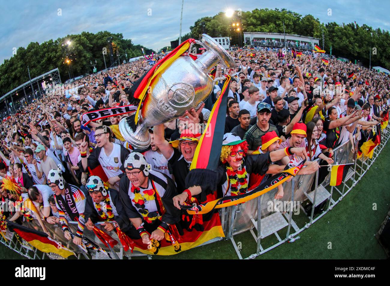 EM 2024: Public viewing in Berlin Deutschland gegen Schweiz, Fan Zone vor dem Brandenburger Tor ...