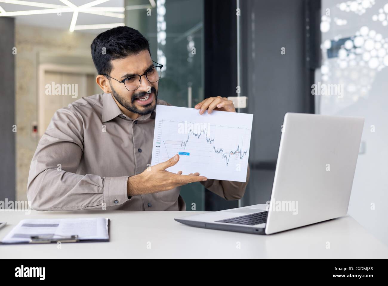 Business presentation showing declining graph hi-res stock photography ...