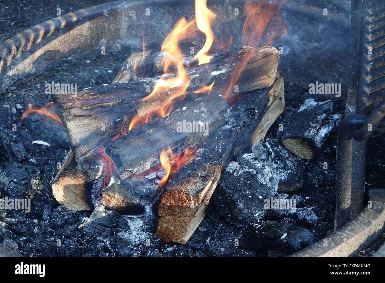 Campfire in a fire ring hi-res stock photography and images - Alamy