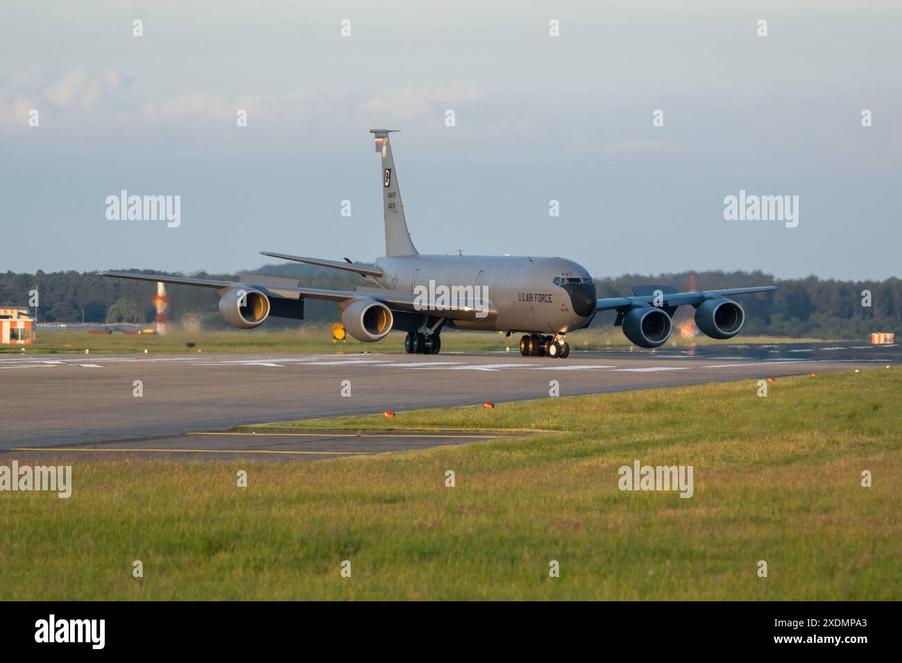 63-8878 - USAF Boeing KC-135 Stratotanker taxiing at RAF Mildenhall, Suffolk, UK Stock Photo - Alamy