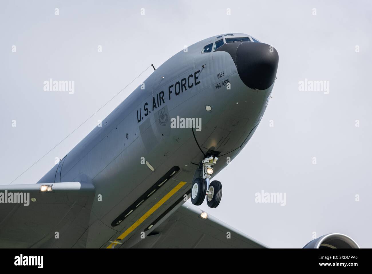 60-0355 - USAF Boeing KC-135 Stratotanker comes in to land at RAF Mildenhall, Suffolk, UK Stock ...