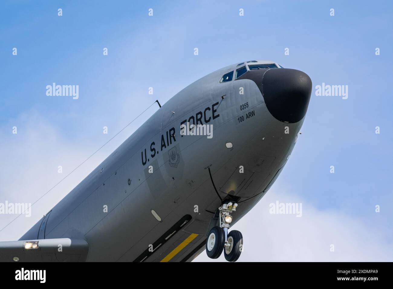 60-0355 - USAF Boeing KC-135 Stratotanker comes in to land at RAF Mildenhall, Suffolk, UK Stock ...