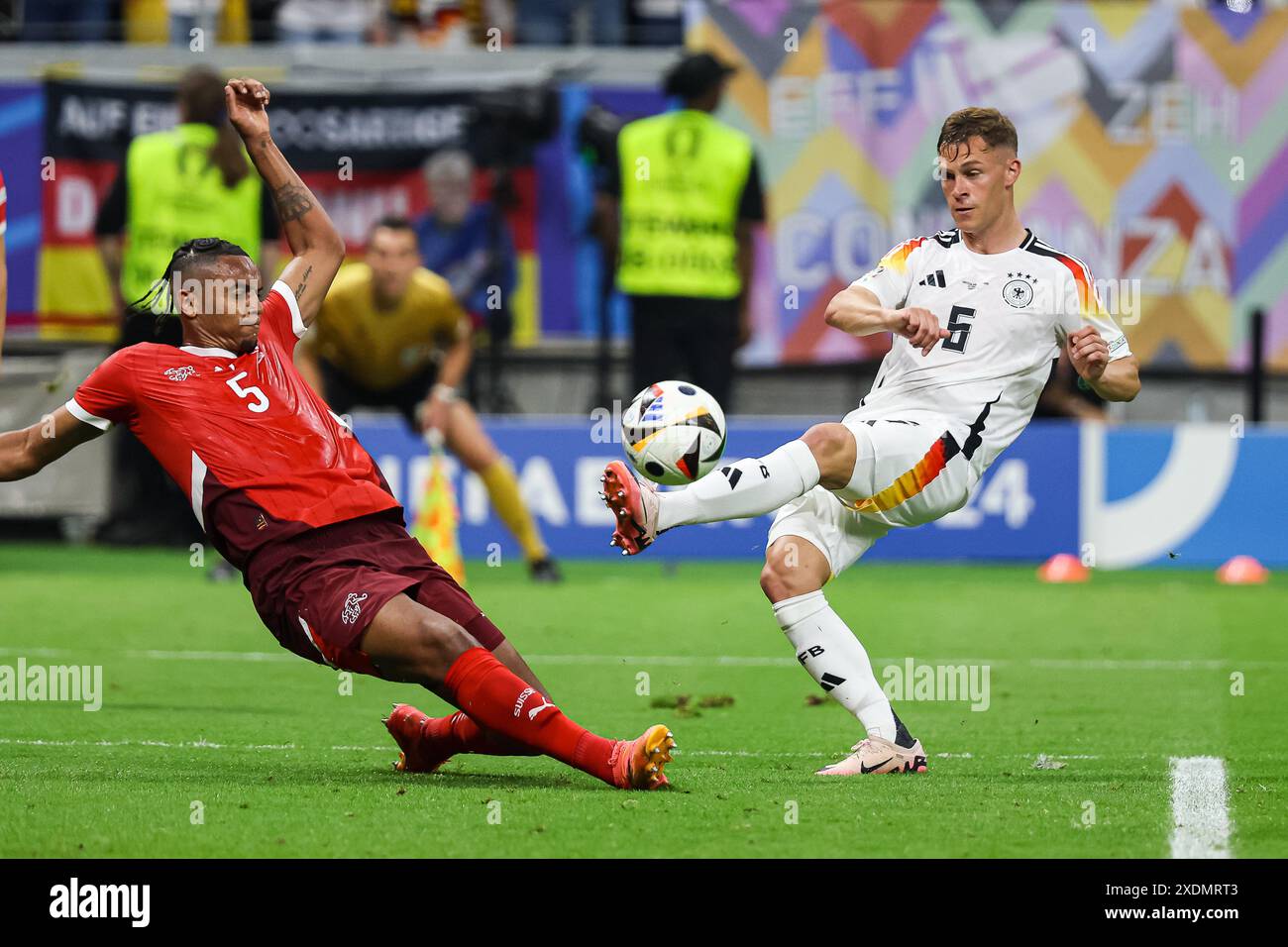 Joshua Kimmich (Deutschland #06) vor dem schweizer Tor, Manuel Akanji ...