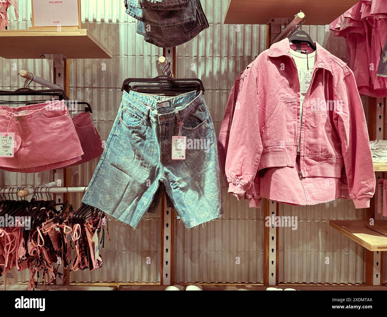 Hello kitty shopping hi-res stock photography and images - Alamy