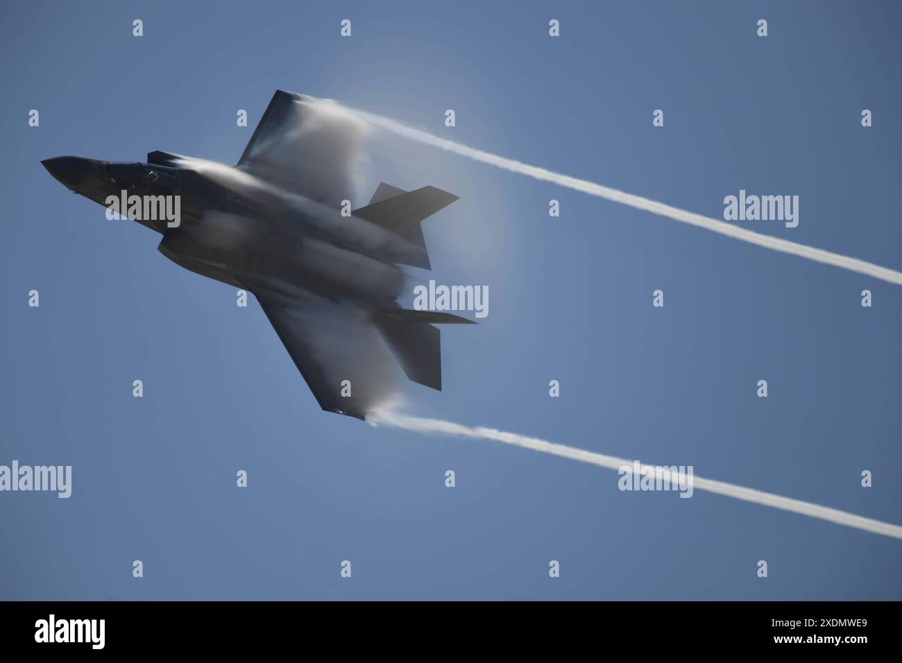 United States Marine Corps F35B with contrails Stock Photo - Alamy