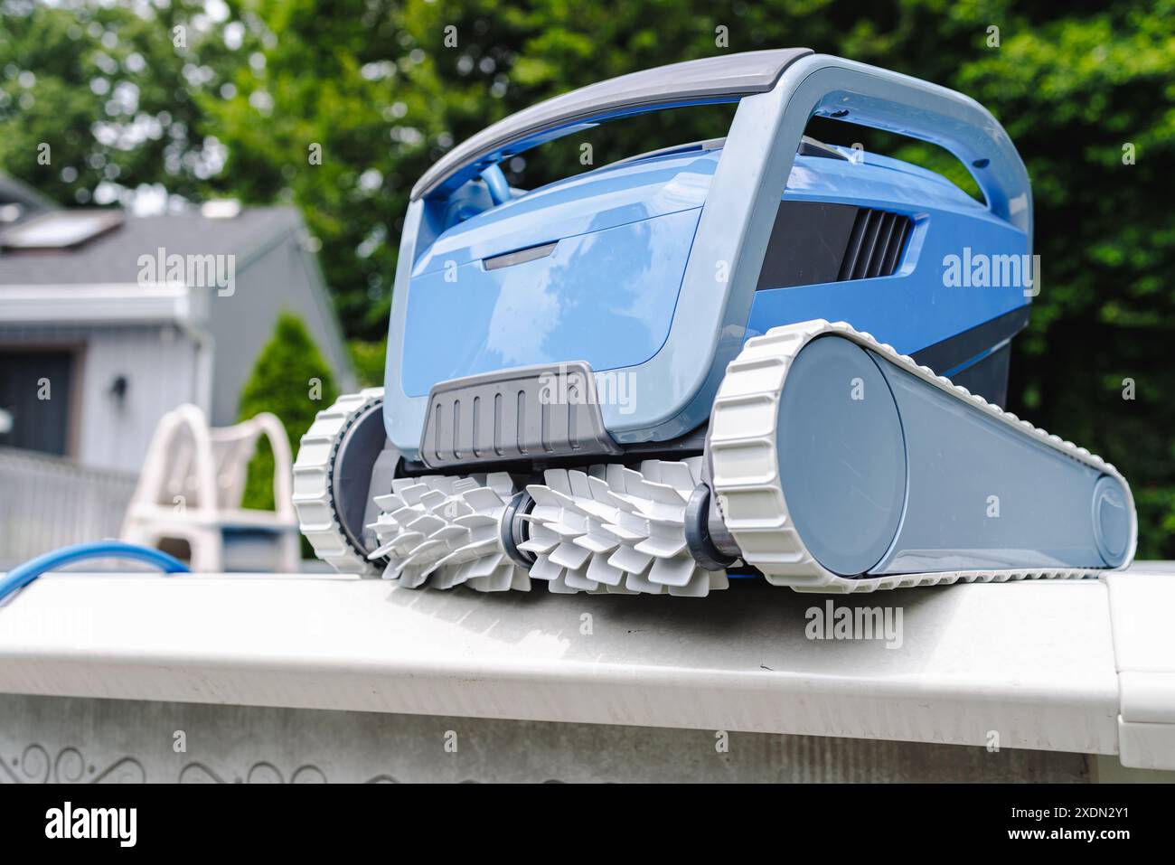 Automated pool cleaning hi-res stock photography and images - Alamy