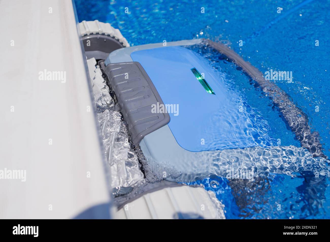 Pool surface cleaning hi-res stock photography and images - Alamy