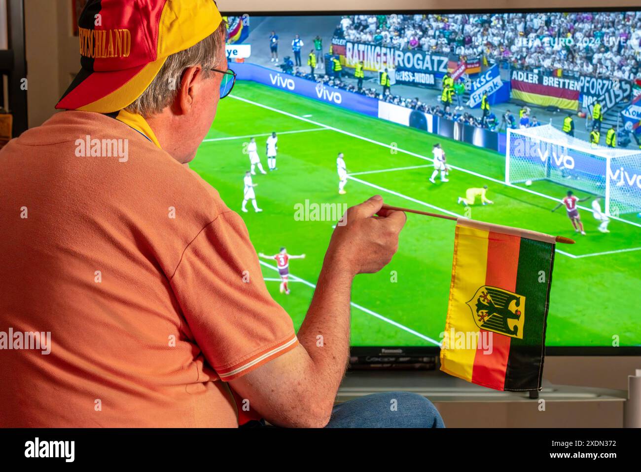 Zuschauer zuhause vor dem Fernseher beim Spiel Deutschland gegen die ...