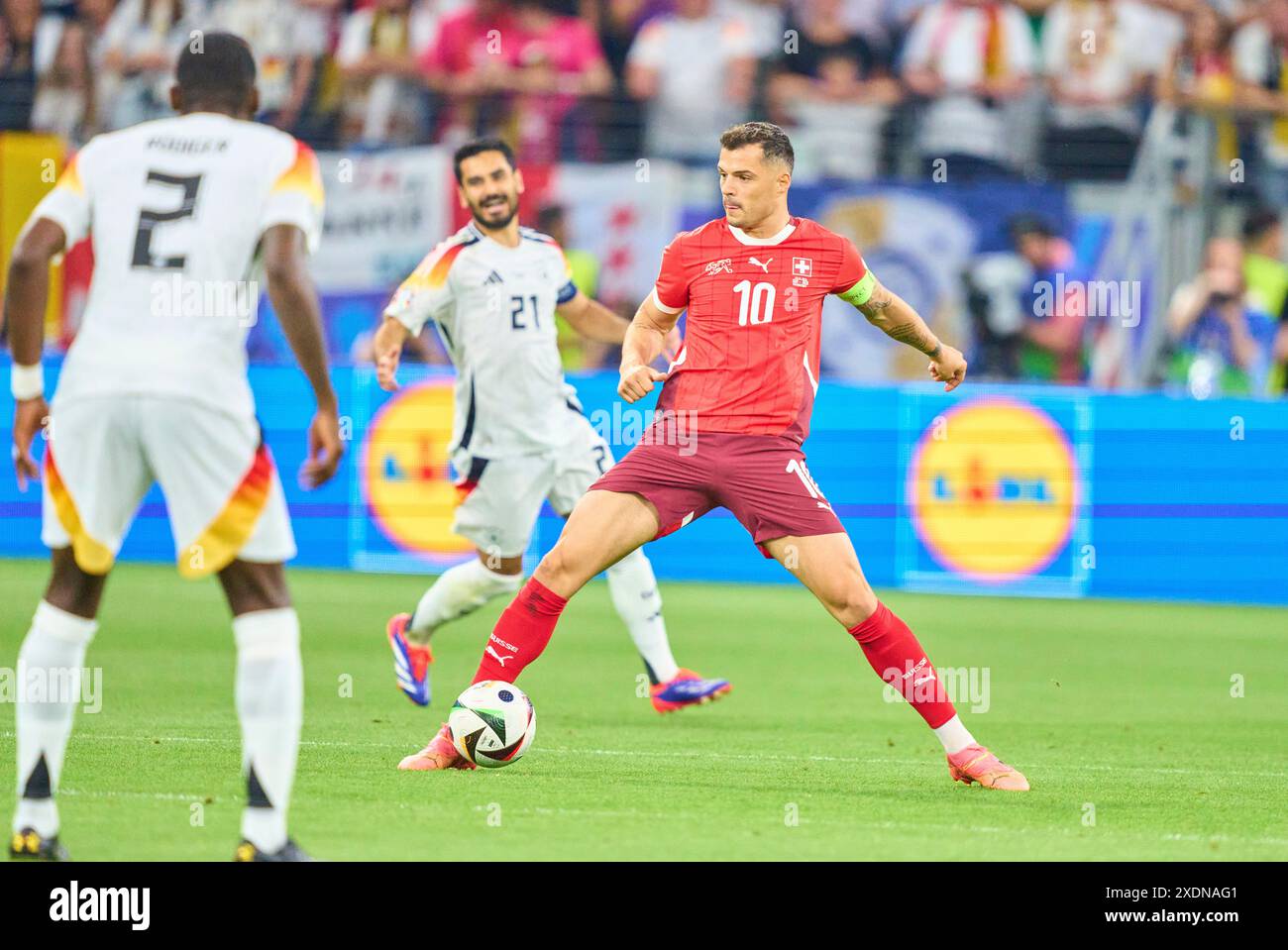 Granit XHAKA, SUI 10 compete for the ball, tackling, duel, header ...
