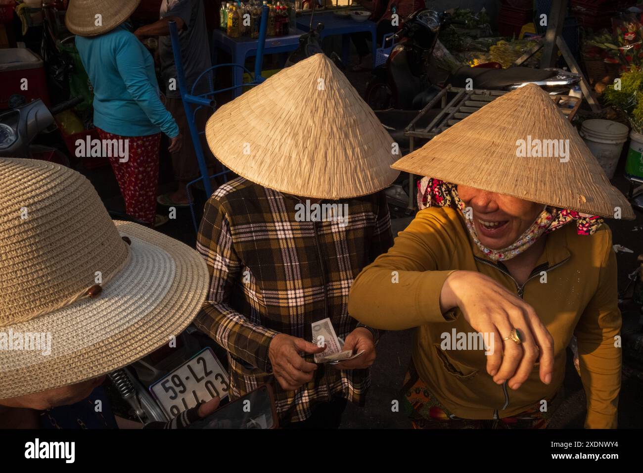 Women in a market with traditional hon la hats Stock Photo - Alamy