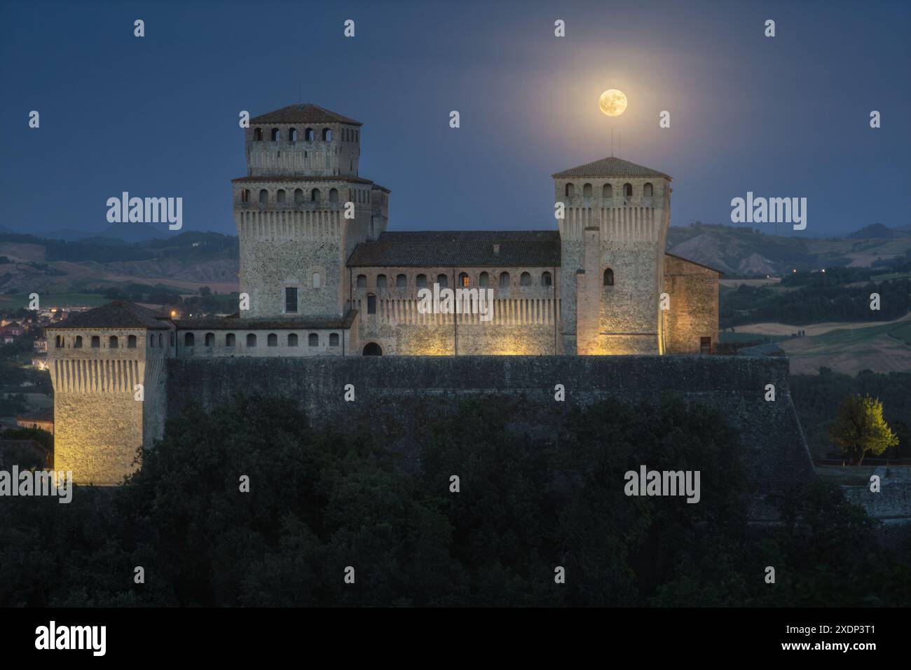 Strawberry Full Moon Stock Photo - Alamy