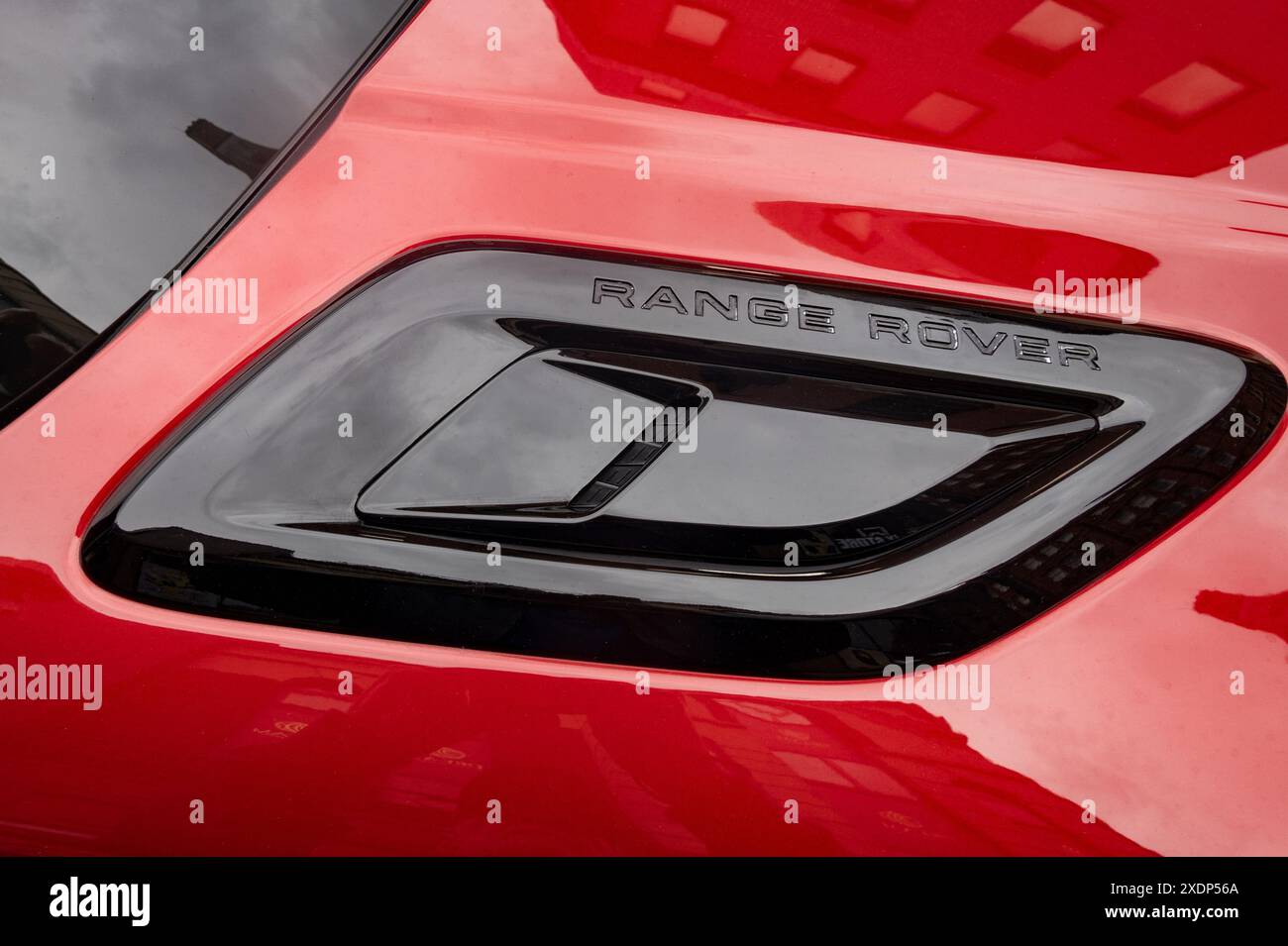 The range rover logo hi-res stock photography and images - Alamy