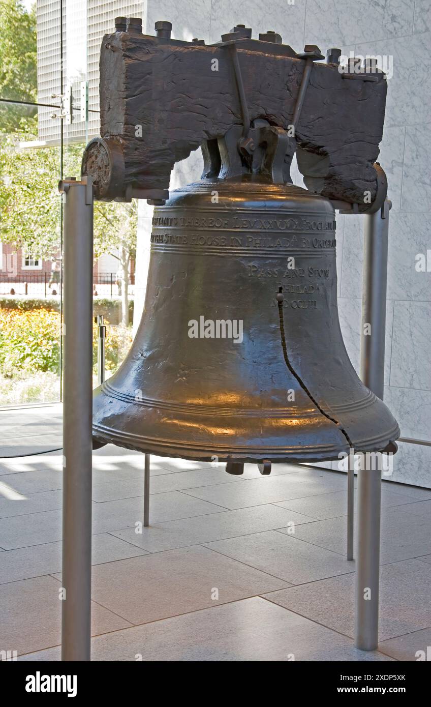the cracked liberty bell in philadelphia pennsylvania usa Stock Photo ...