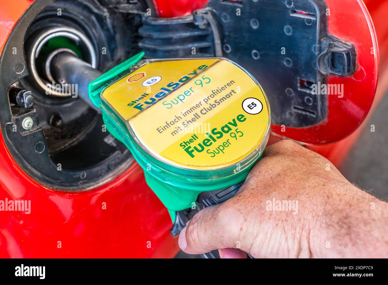 Autofahrer tankt Super E5, an einer Shell Tankstelle, Hand mit ...