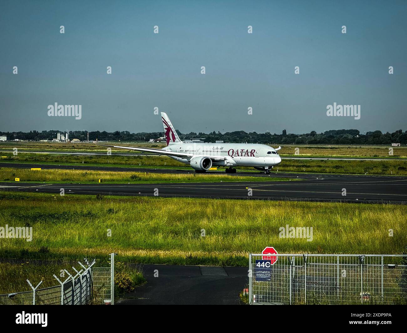 Taxiway sign hi-res stock photography and images - Alamy