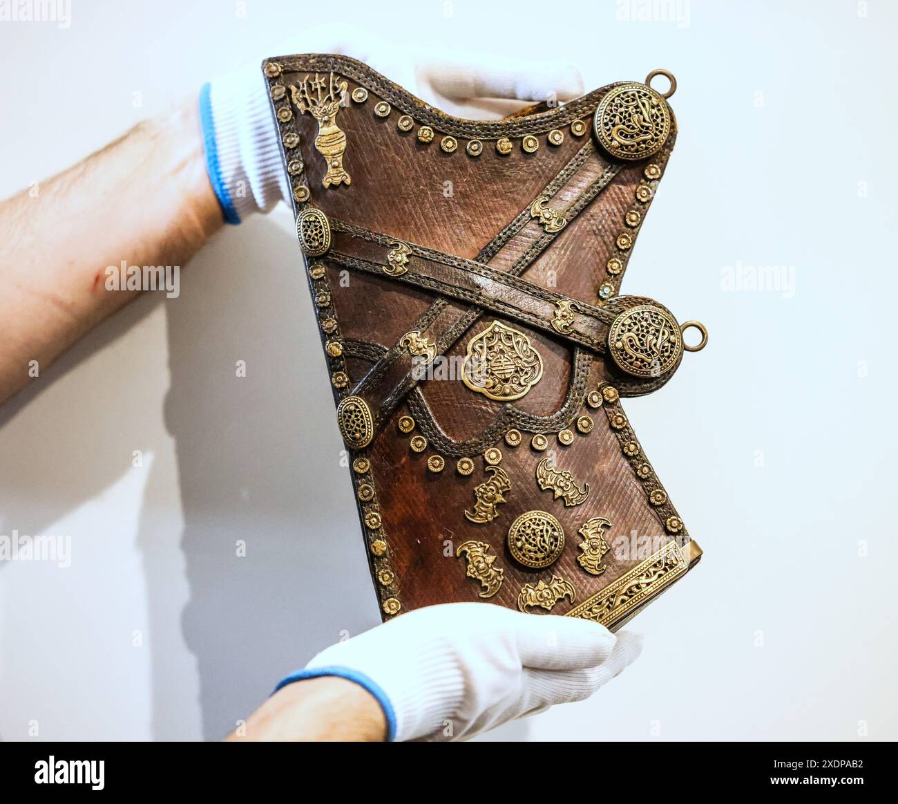 Olympia Auctions 24 June 2024 A rare chinese quiver (Jebele) Qing ...