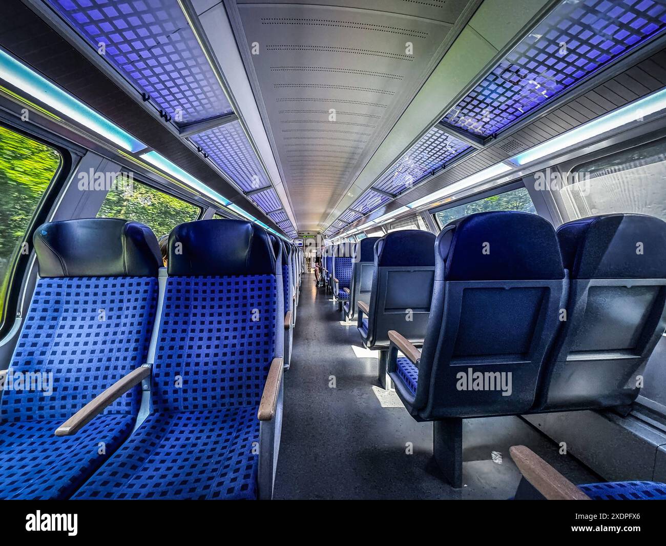 Zug, Bahn, Eisenbahn, Innenraum, Interieur, blaue Sitze, Polstersitze ...