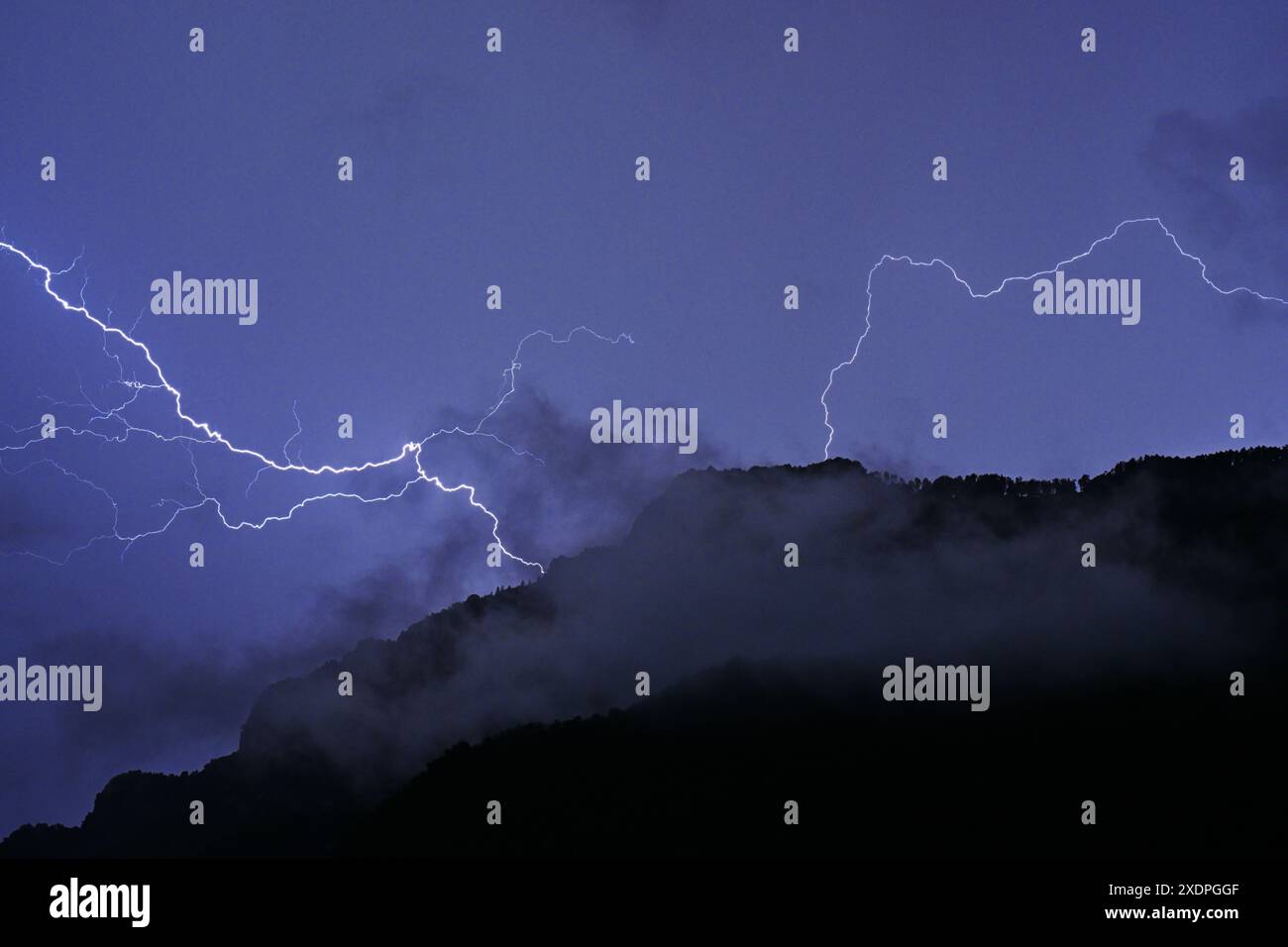 Lightning strikes mountain hi-res stock photography and images - Alamy