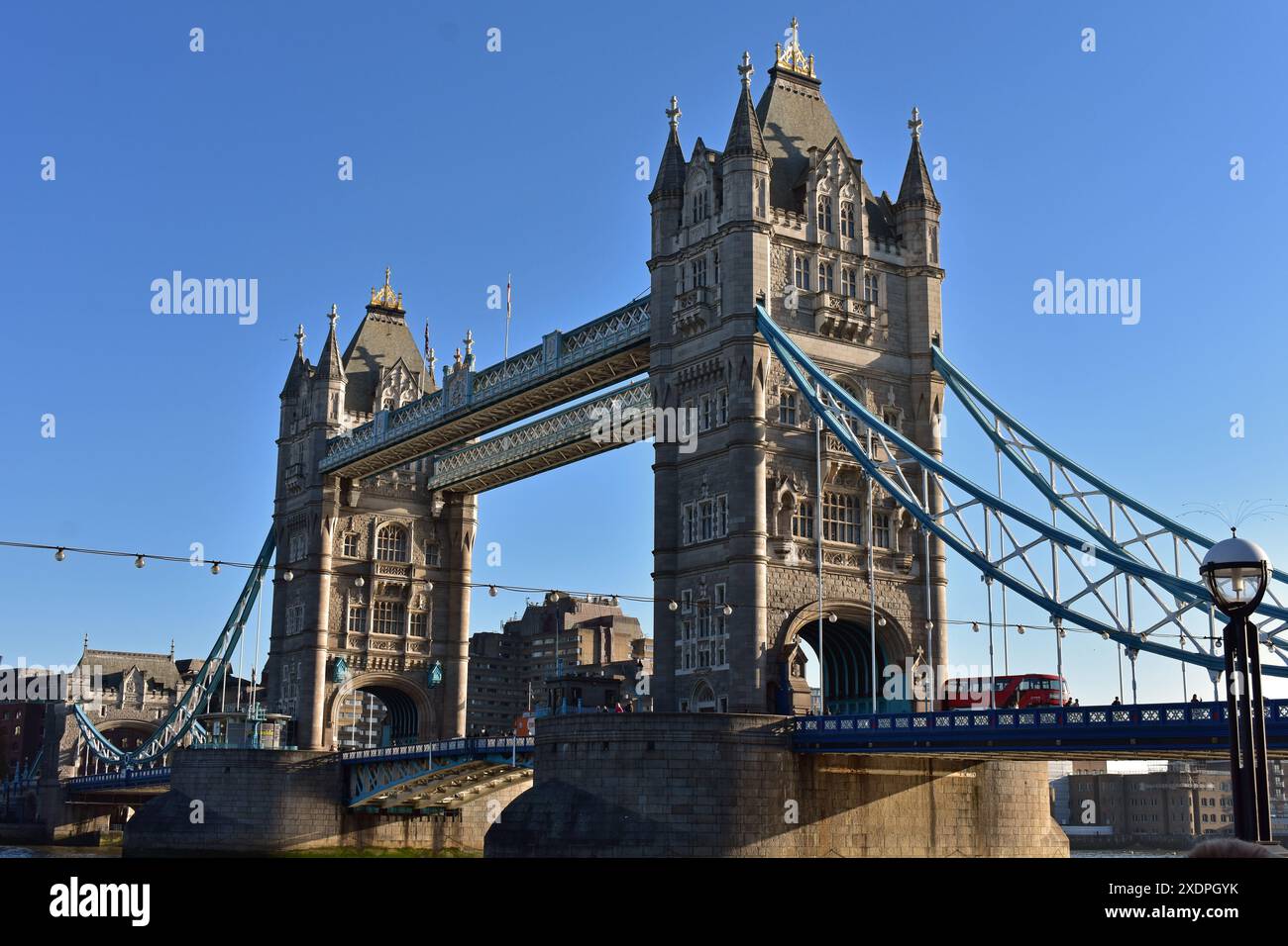 Iconic tower bridge spanning river hi-res stock photography and images ...