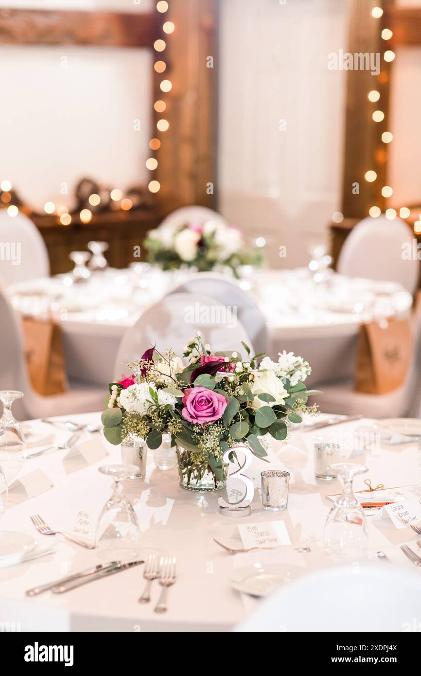 Elegant wedding reception table with floral centerpiece Stock Photo - Alamy