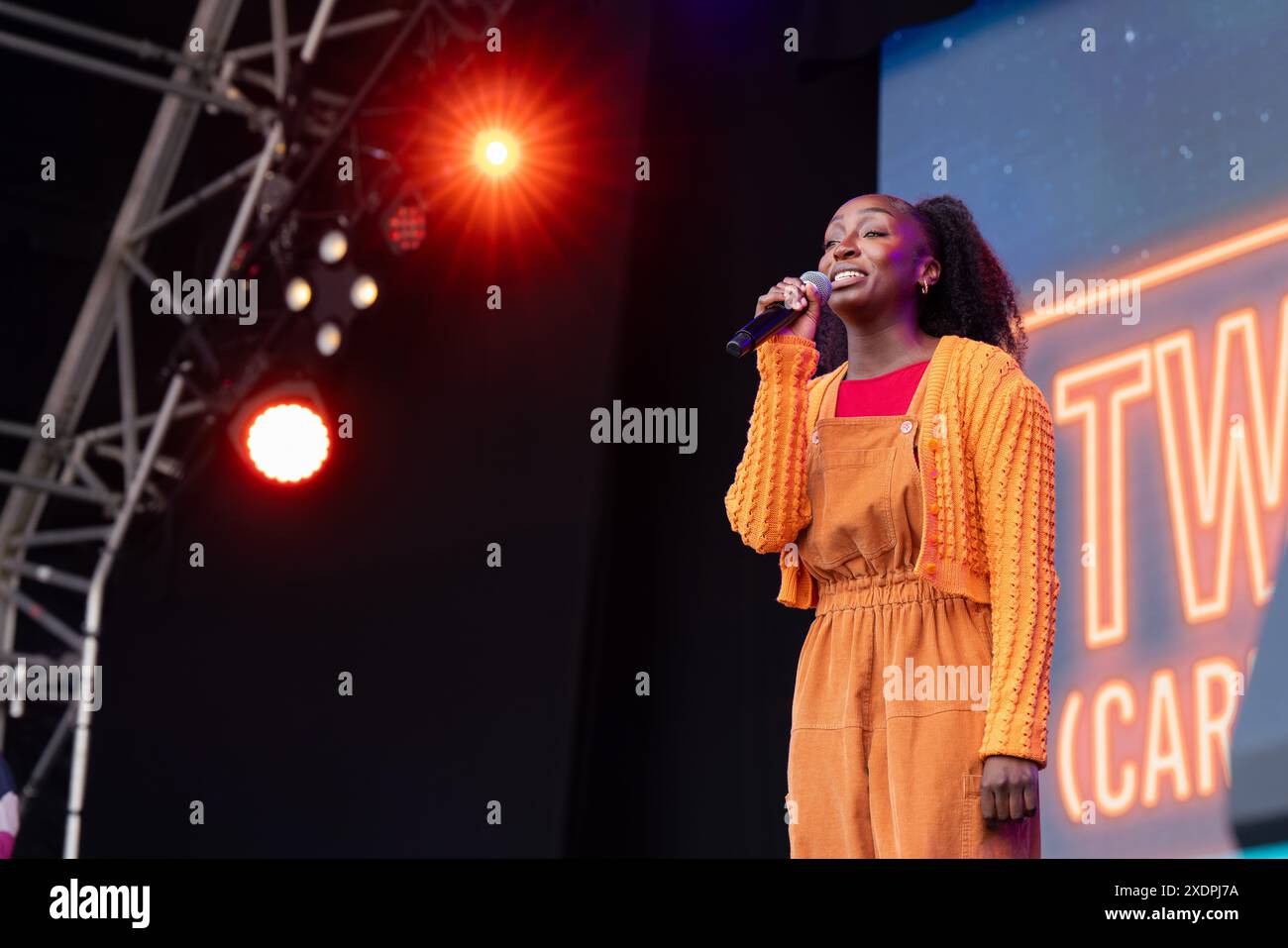 Dujonna Gift live on stage as part of the cast of Two Strangers ( carry ...