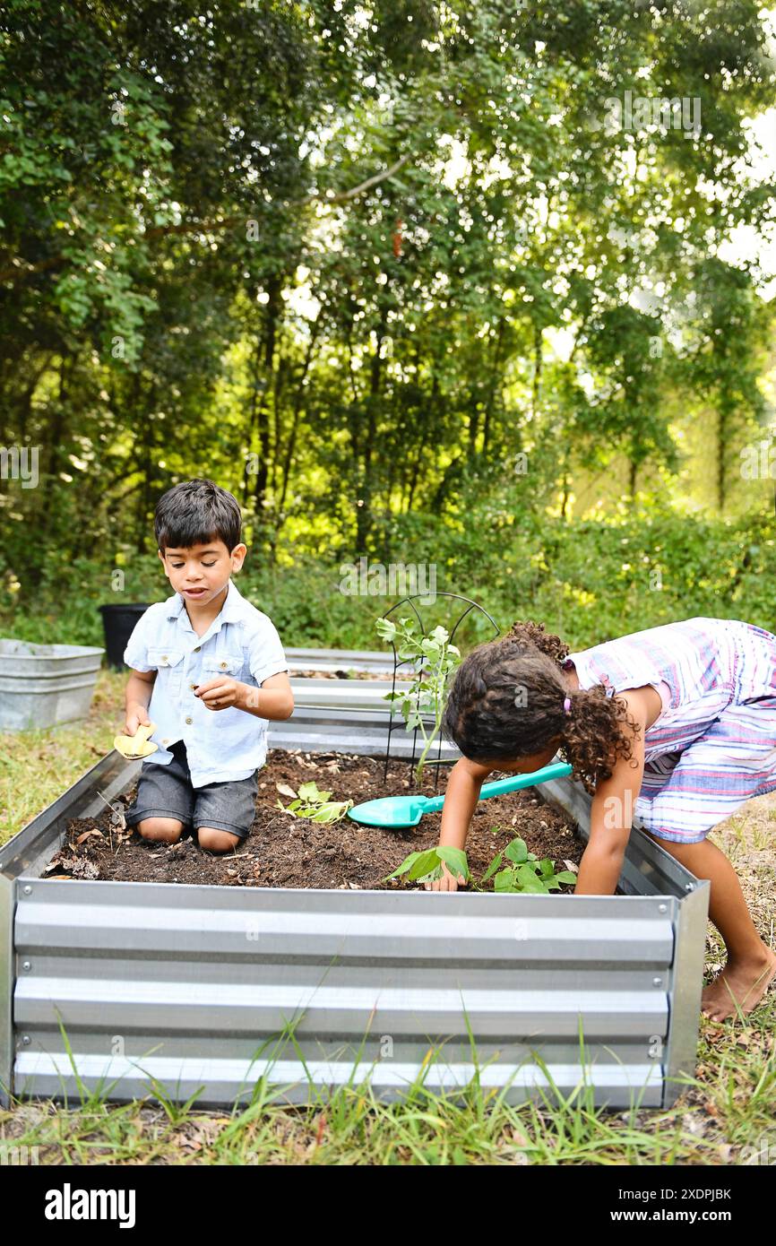 Children planting hi-res stock photography and images - Alamy
