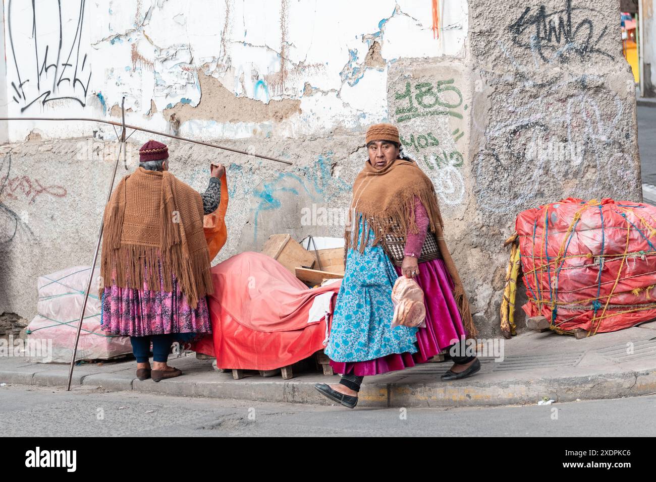 indigenous women in the streets of la paz bolivia Stock Photo - Alamy