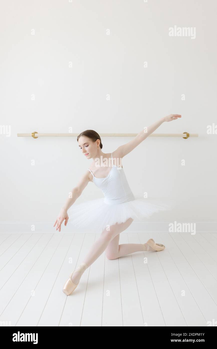 ballerina Croisé tendu front in white studio space Stock Photo - Alamy