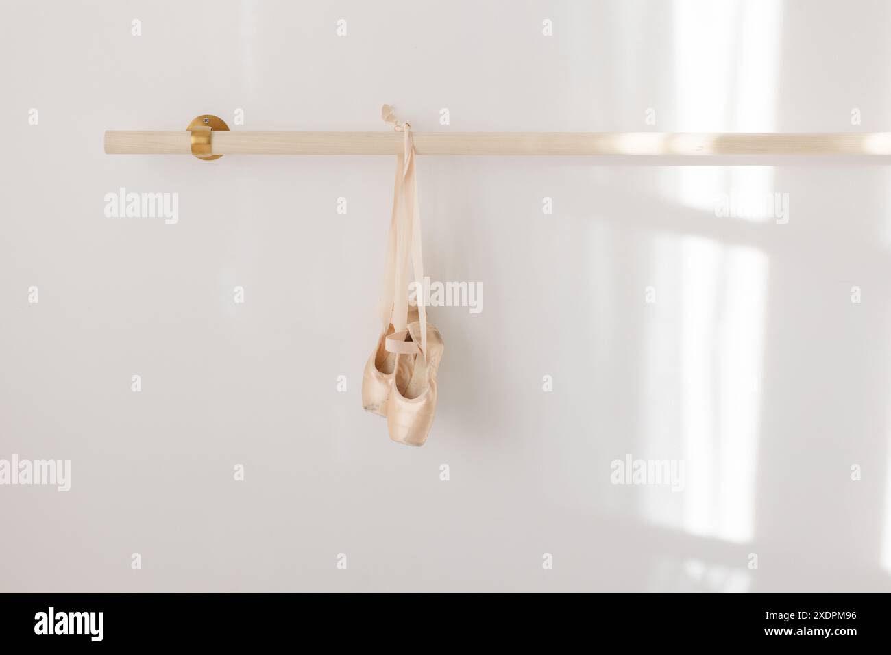 Pointe shoes and white tutu hi-res stock photography and images - Alamy