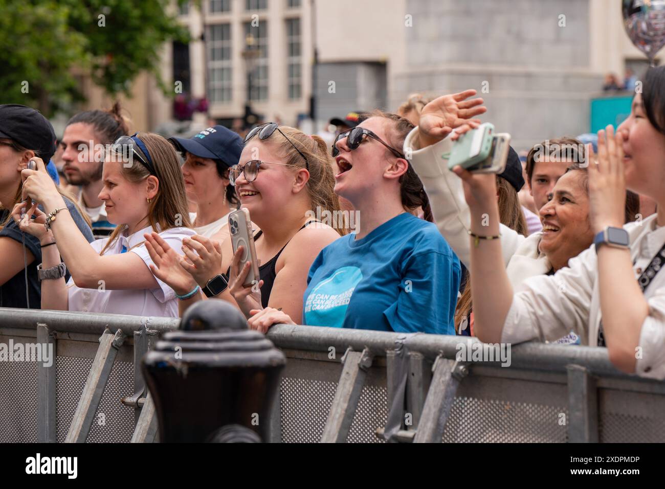 The crowd in Trafalgar Square cheer and sing along at West End Live ...