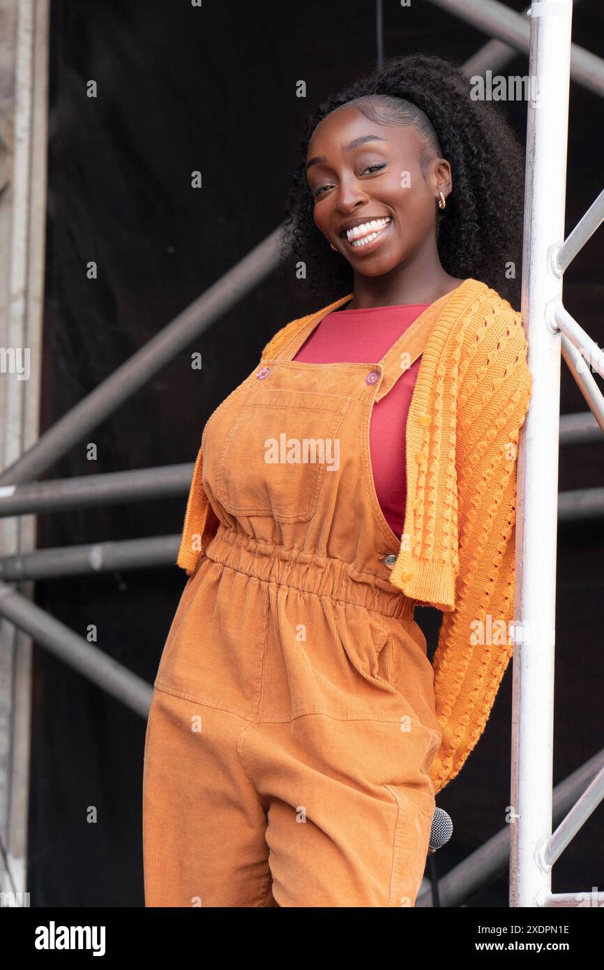 Dujonna Gift live on stage as part of the cast of Two Strangers ( carry ...