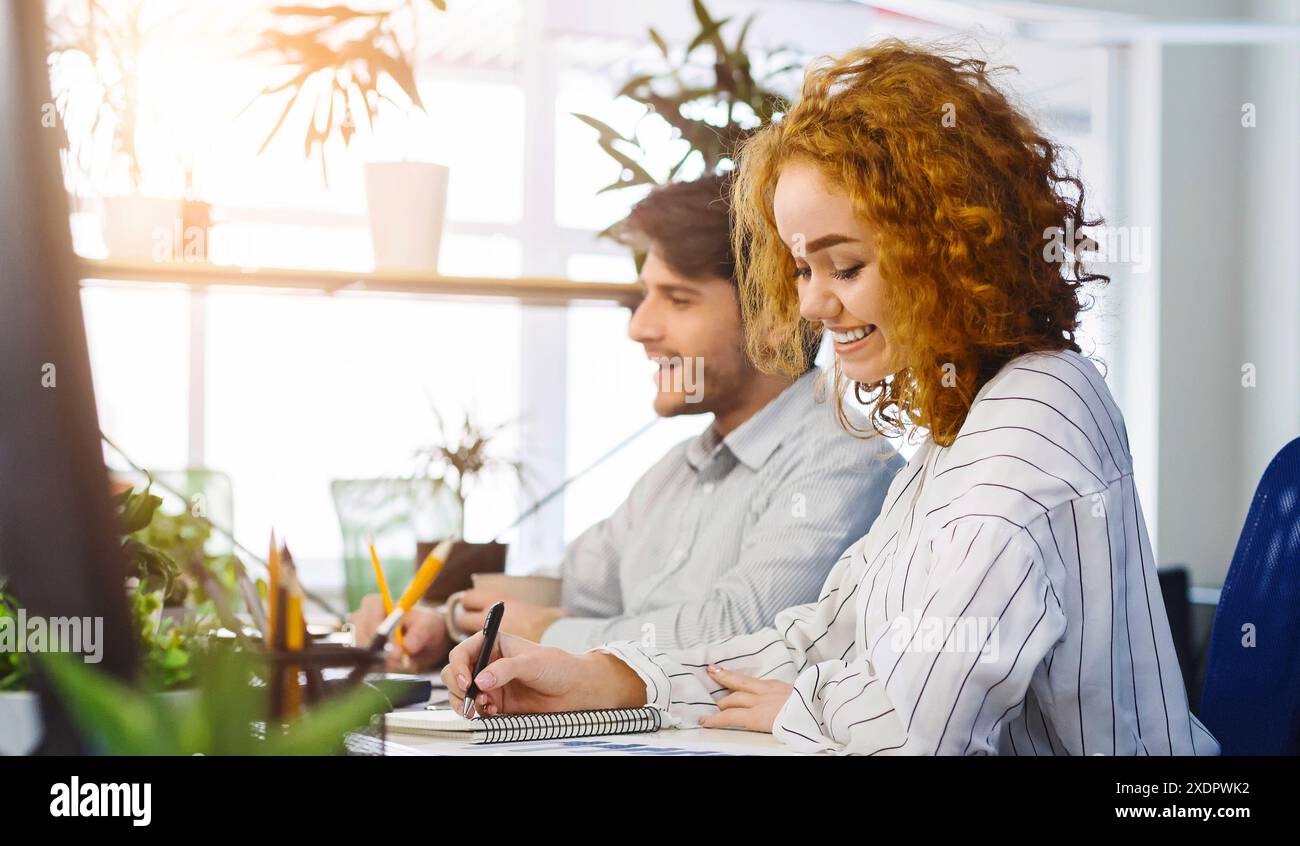 Coworking team people computer hi-res stock photography and images - Alamy