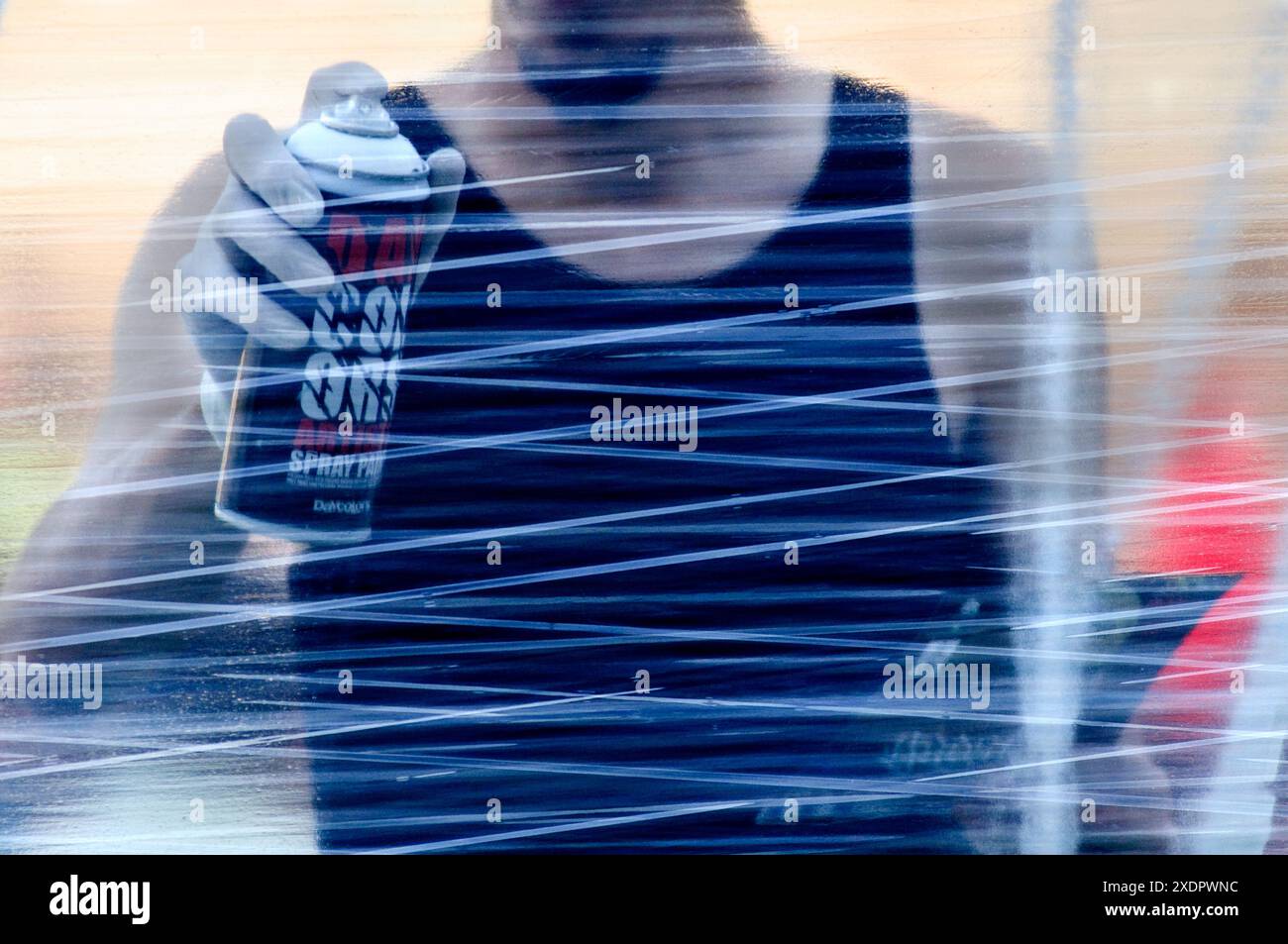 People painting with aerosol hi-res stock photography and images - Alamy