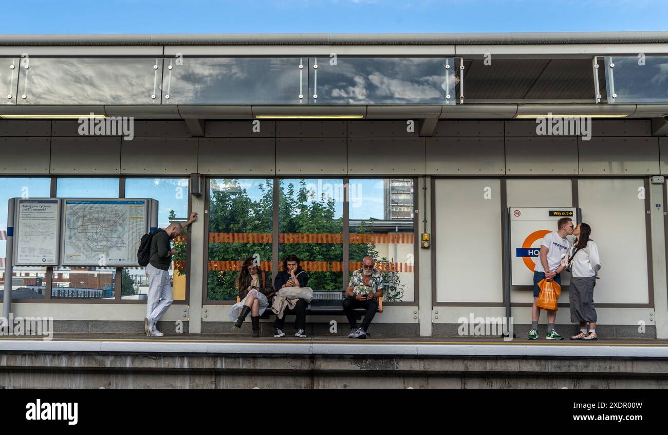 Passengers waiting for train at Hoxton Overground station, London ...