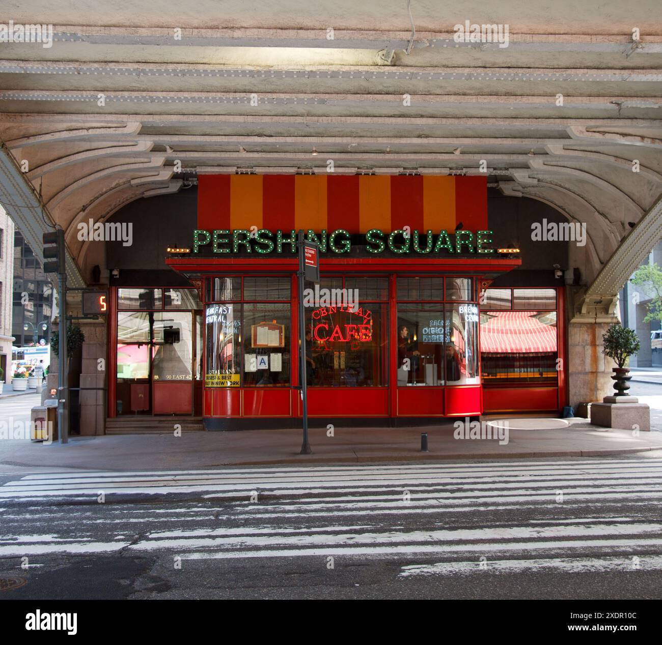 The facade of the iconic Pershing Square cafe at 42nd street in Grand ...