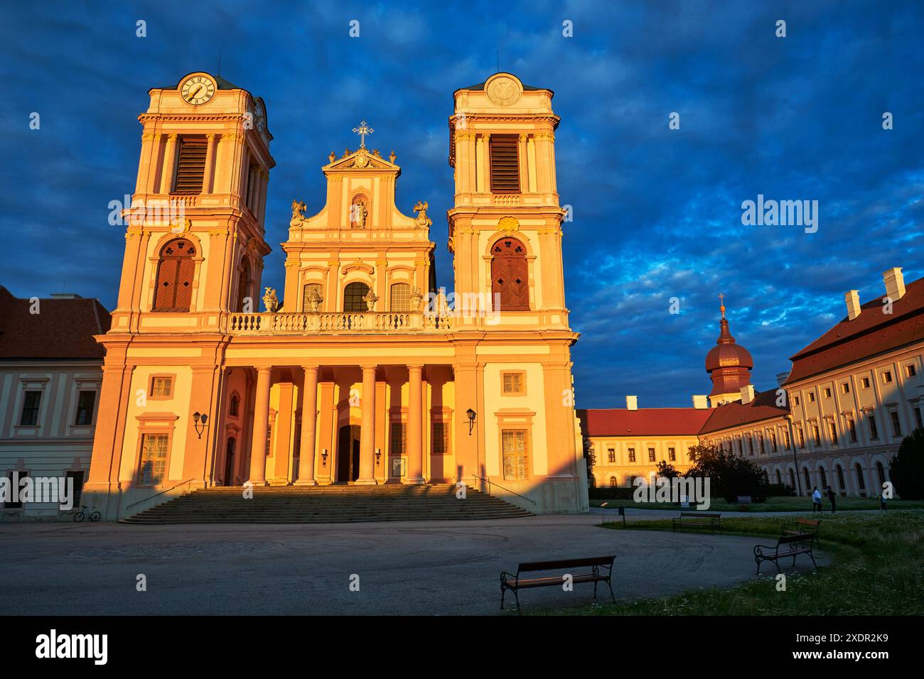 Collegiate abbey hi-res stock photography and images - Alamy